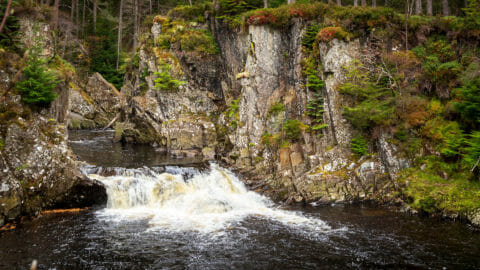 Pattack Falls - Wasserfall durch das steinerne Tor