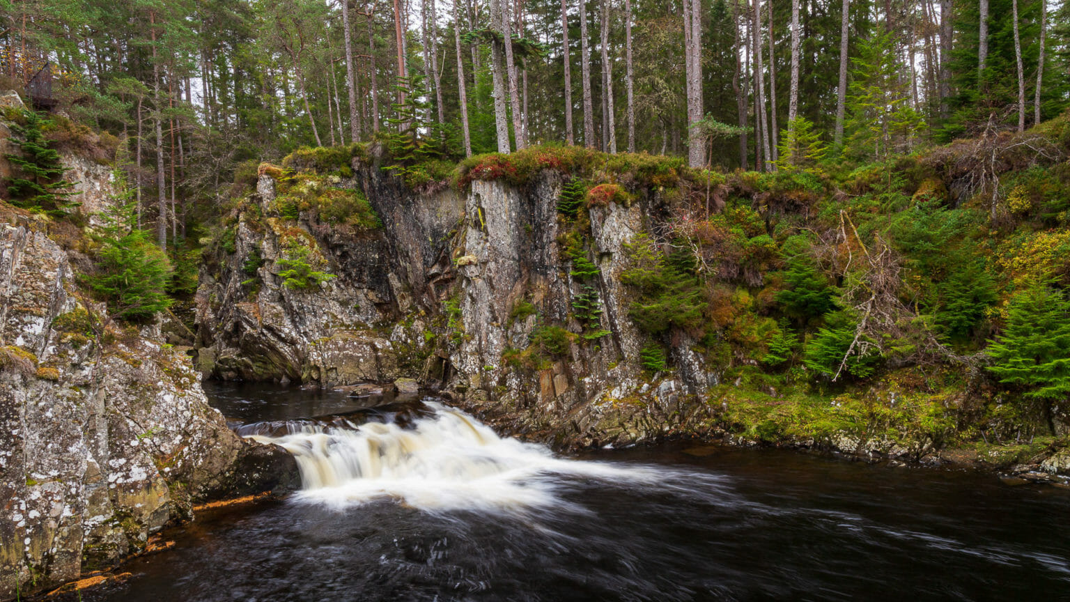 Pattack Falls - Wasserfall durch das steinerne Tor