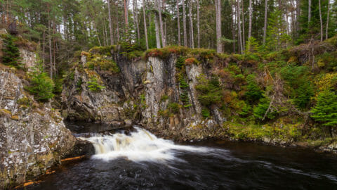 Pattack Falls - Wasserfall durch das steinerne Tor