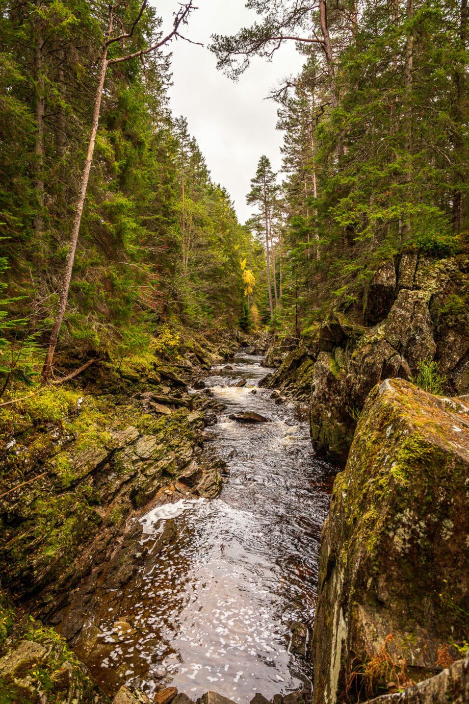 Pattack Falls - Wasserfall durch das steinerne Tor