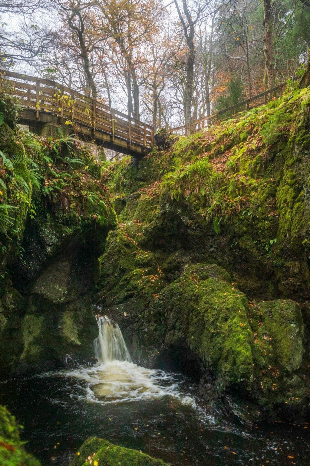 Rumbling Bridge - in der Schlucht unter der Doppelbrücke